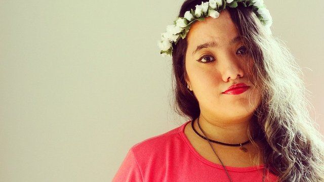 Vídeo: uma jovem nascida com microencefalia conta como é sua vida