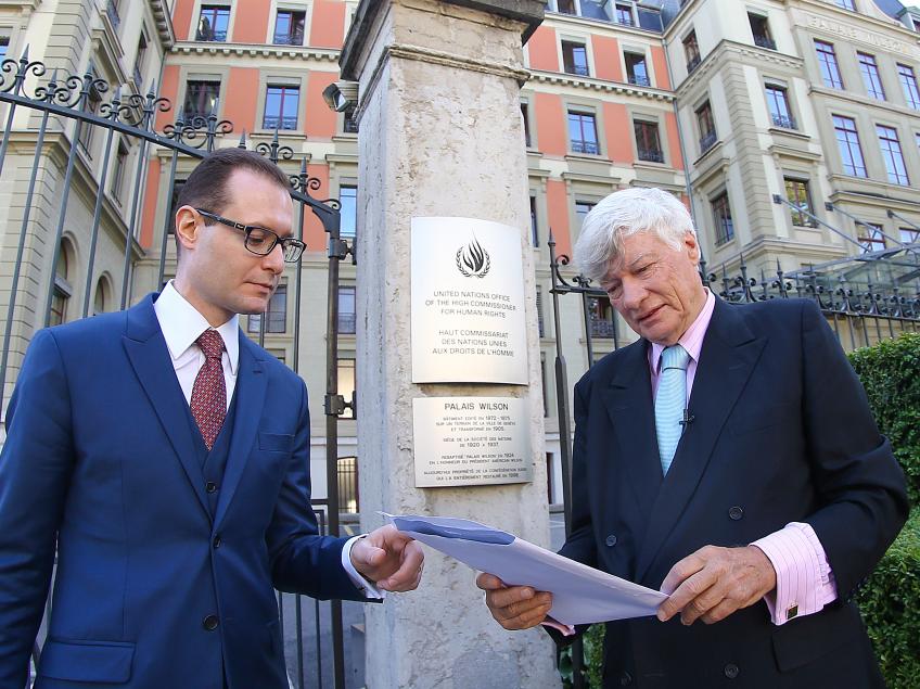 "Homem de causas célebres": quem é Geoffrey Robertson, o advogado de ...