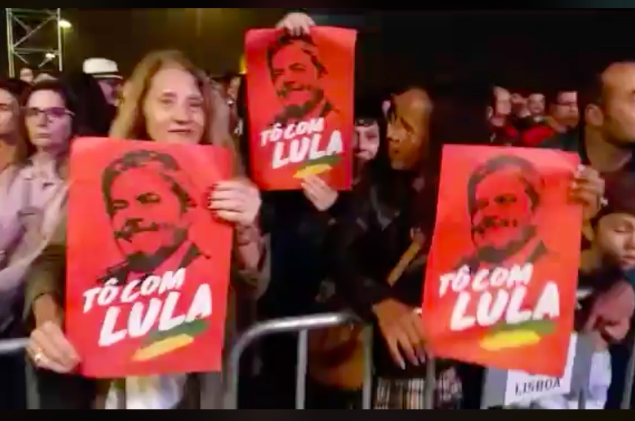 Lula Livre durante show de Gilberto Gil em Lisboa