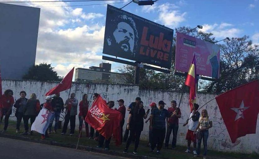 Outdoors por Lula Livre são instalados em Curitiba