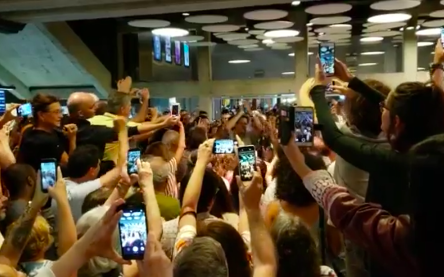 VÍDEO: Haddad é ovacionado na saída do filme sobre Mujica