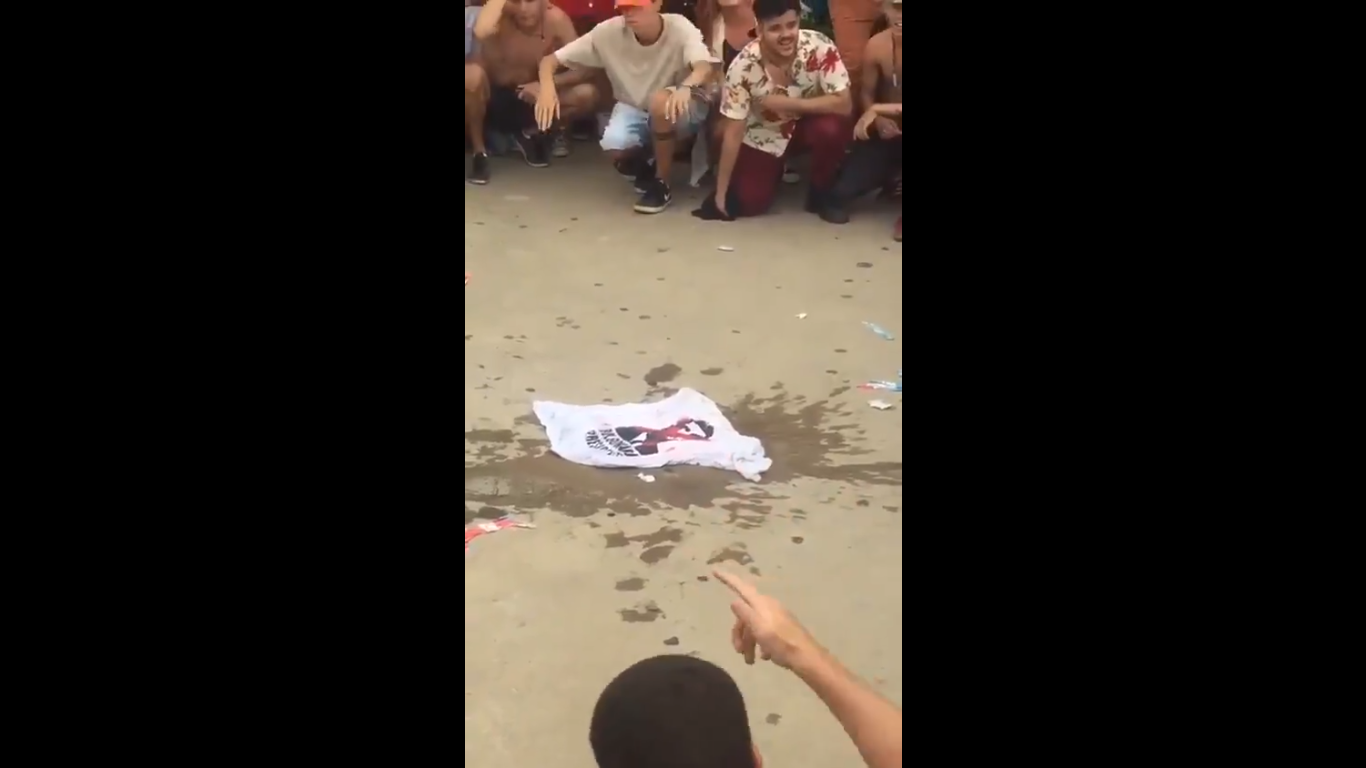 VÍDEO - Camiseta de Bolsonaro é pisoteada em show do rapper Djonga