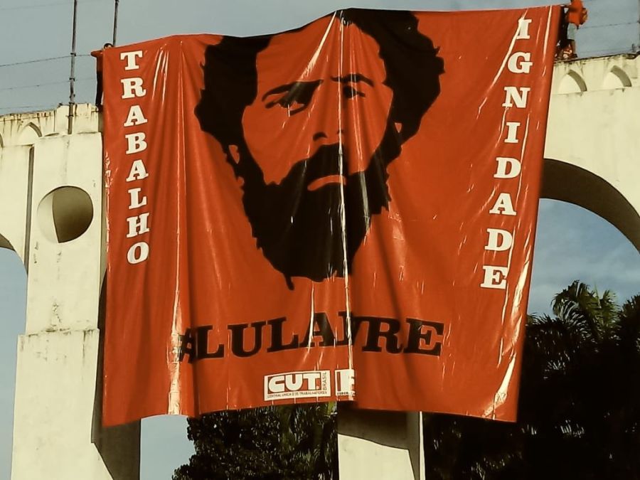 Arcos da Lapa amanhece com Lula Livre no Dia do Trabalho
