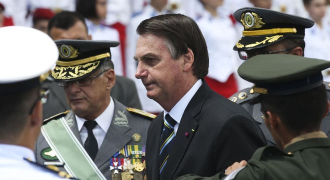 Os generais de Bolsonaro e o vírus da política inoculado nos quartéis ...