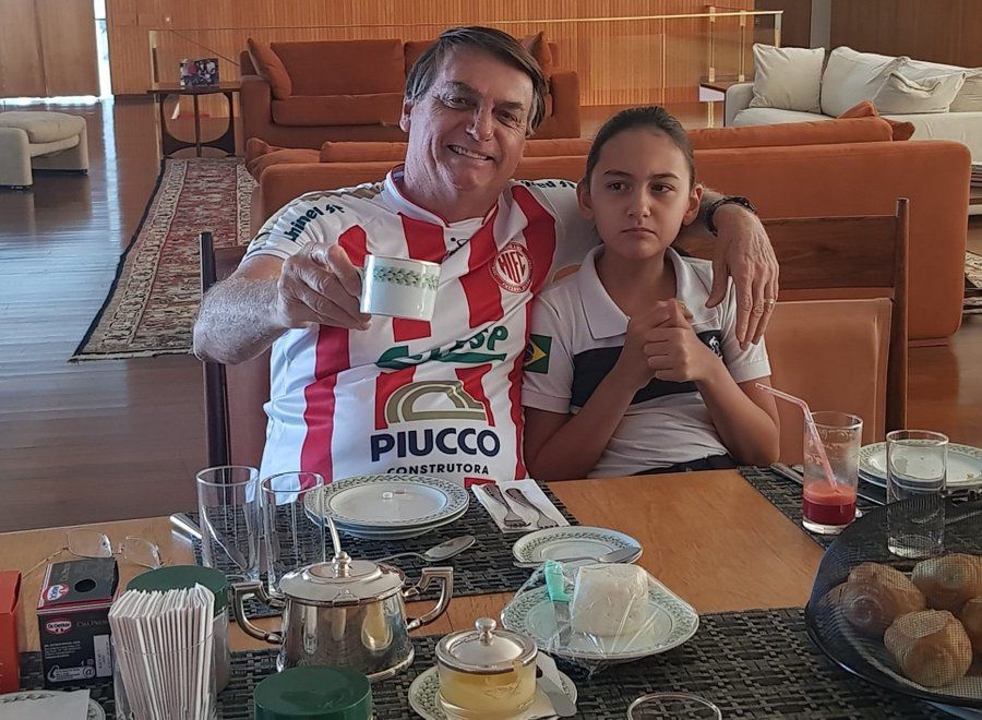 Bolsonaro posta foto com a filha e seguidor ironiza: 'Criança pedindo ...