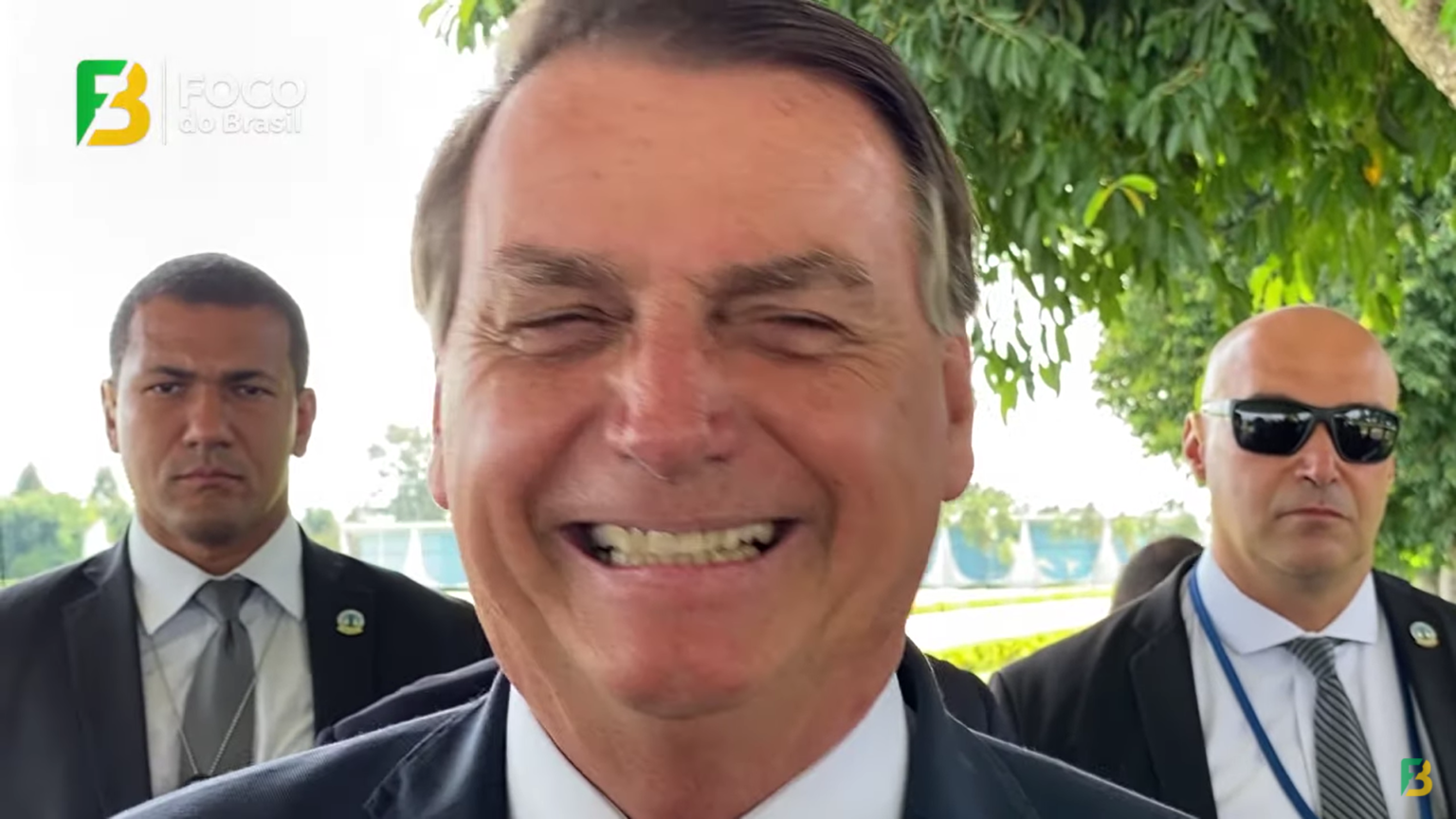 VÍDEO: "Seja feliz, tudo acaba um dia", diz Bolsonaro rindo de Maia