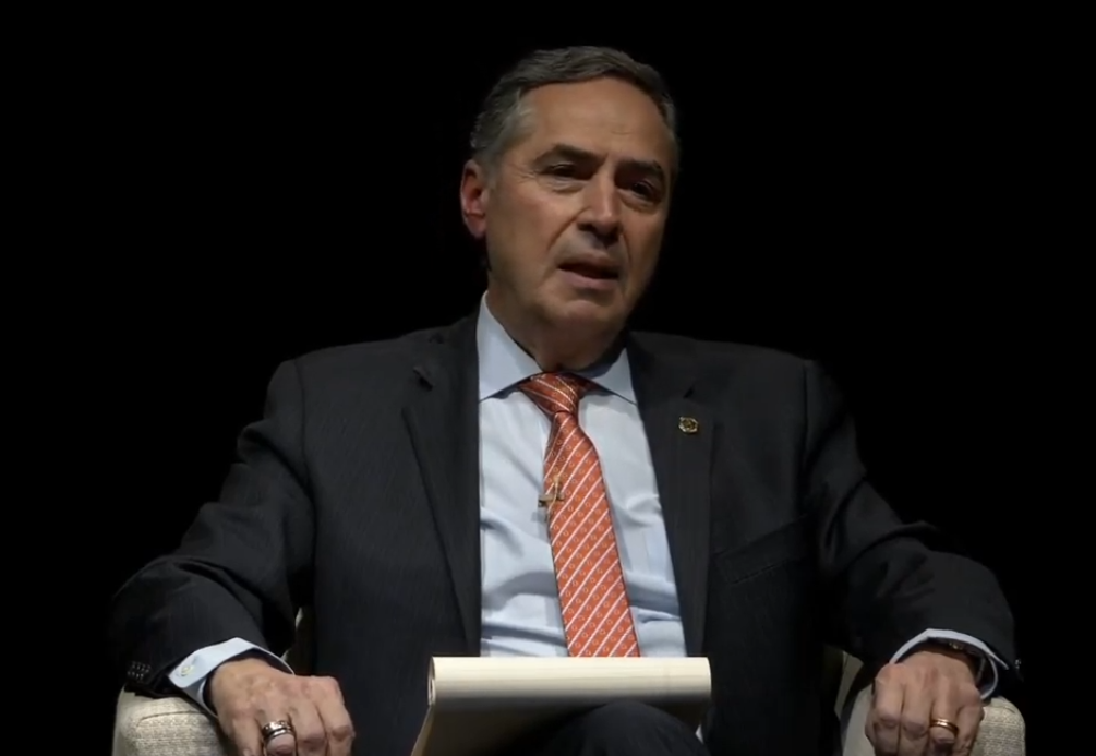 VÍDEO: Barroso revela que cogitou processar Bolsonaro: "Ônus pessoal"