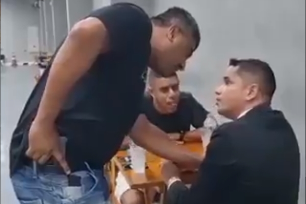 VÍdeo Ex Pm Acusado De Homicídio Prende E Agride Golpista Após Pagar