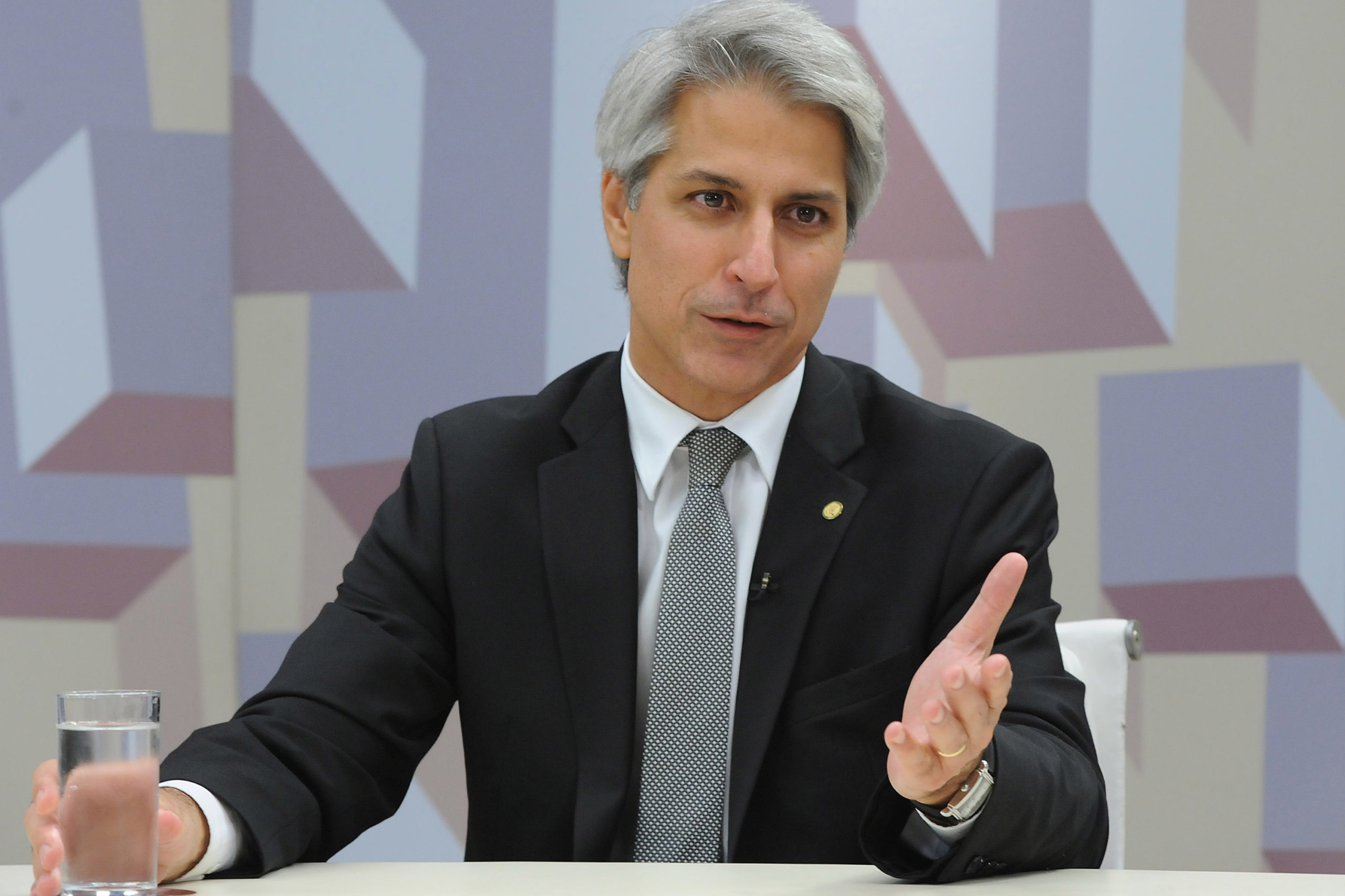 Artistas assinam manifesto em apoio a Molon contra bolsonarismo no Rio