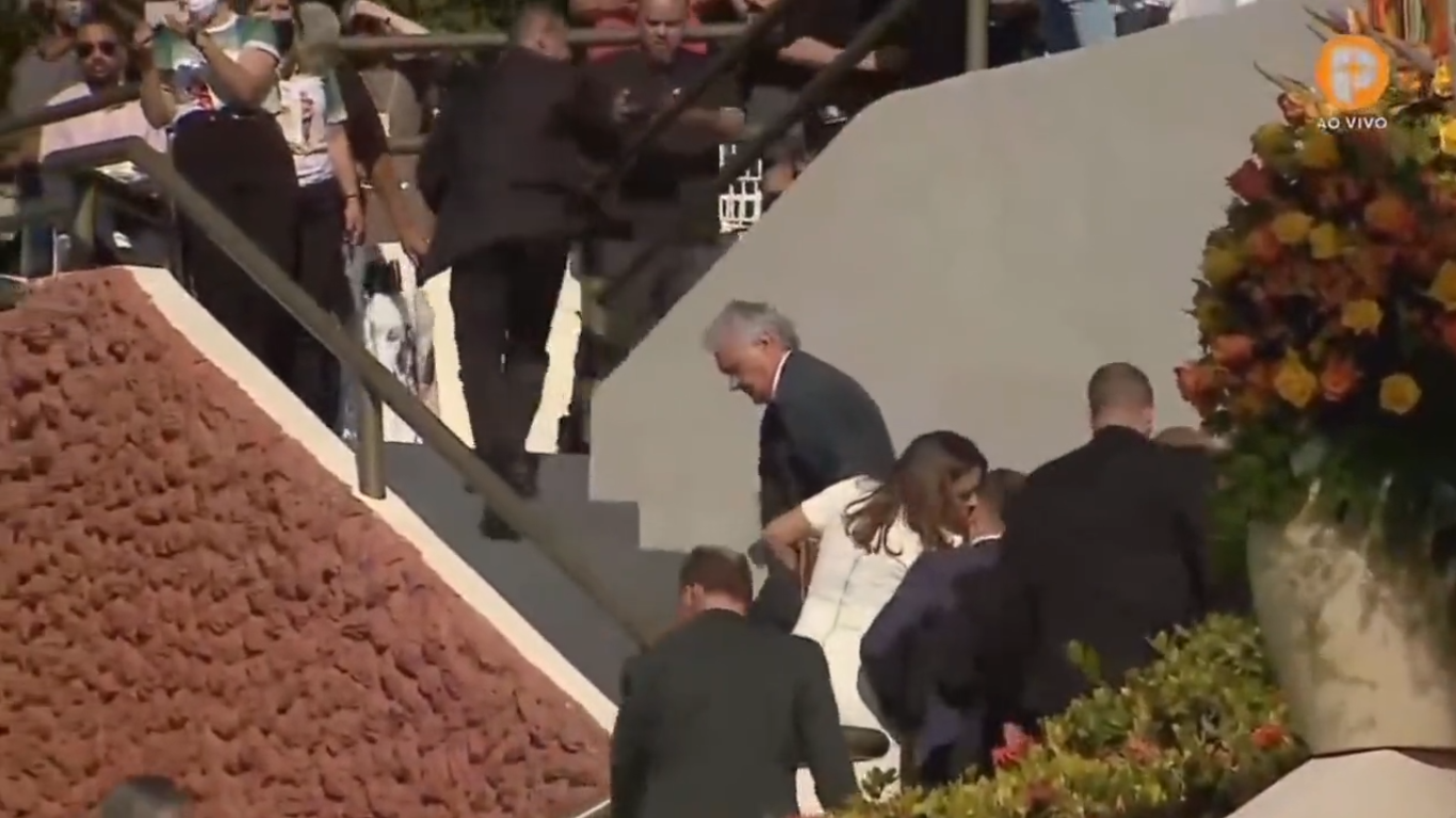 VÍDEO: Ronaldo Caiado e esposa deixam missa às pressas ao saberem👦 ... VÍDEO: Ronaldo Caiado e esposa deixam missa às pressas ao saberem👦 ...