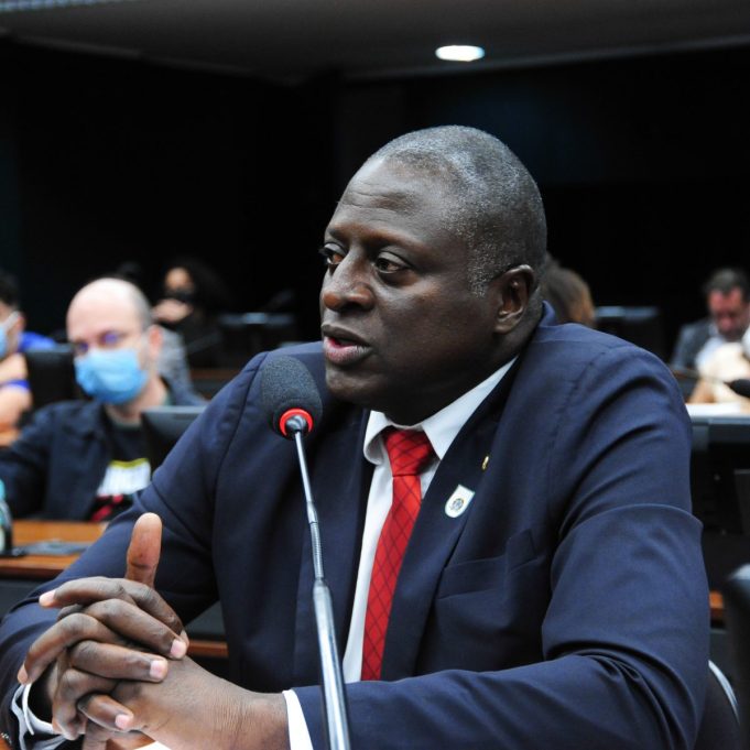 TRE-RJ proíbe Hélio Negão de usar sobrenome Bolsonaro em sua campanha