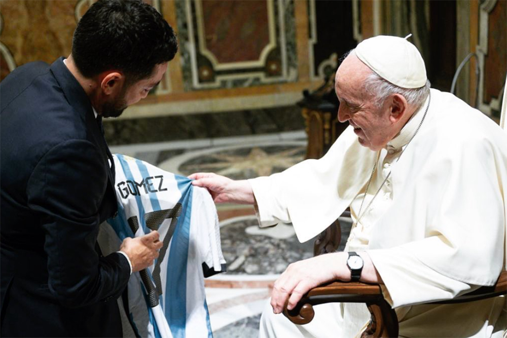 No Vaticano, Papa Francisco abençoa camisa da Argentina