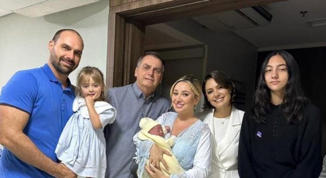 Laura Bolsonaro mantém olhar triste em nova foto com a família