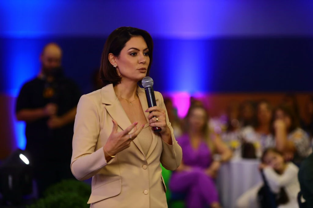 Michelle cancela ida aos EUA com Damares após operação da PF contra ...