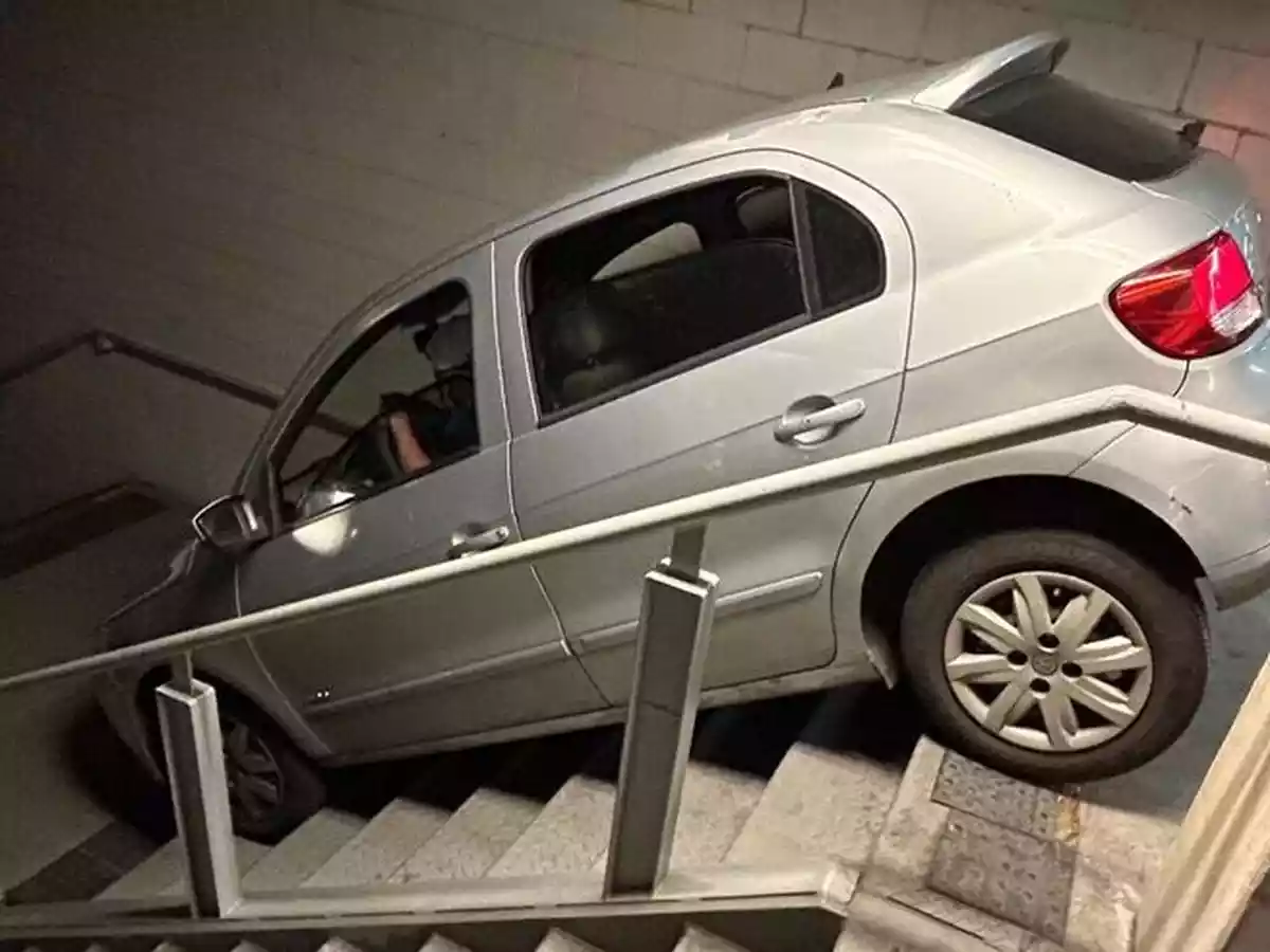 Torcedor do Cruzeiro erra saída, desce escada e fica com carro preso no Mineirão