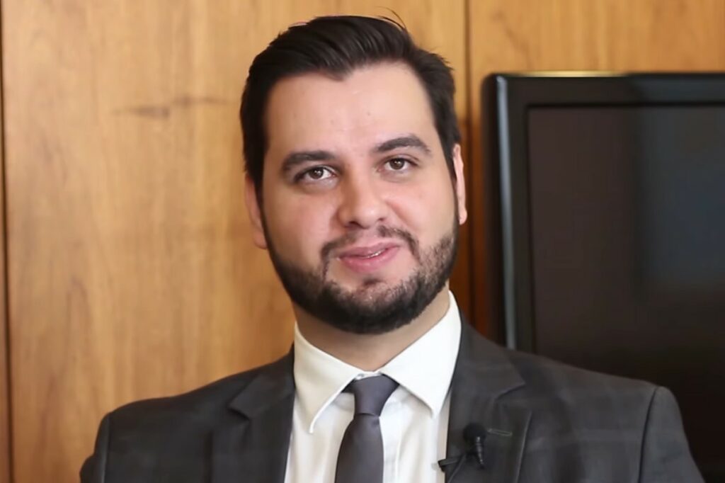 Moraes notifica Uber e Tim para descobrir se ex-assessor de Bolsonaro ...