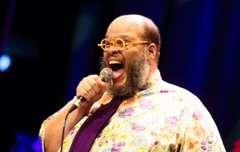 VÍDEO - Ed Motta demite funcionário em cima do palco e é vaiado pelo ...