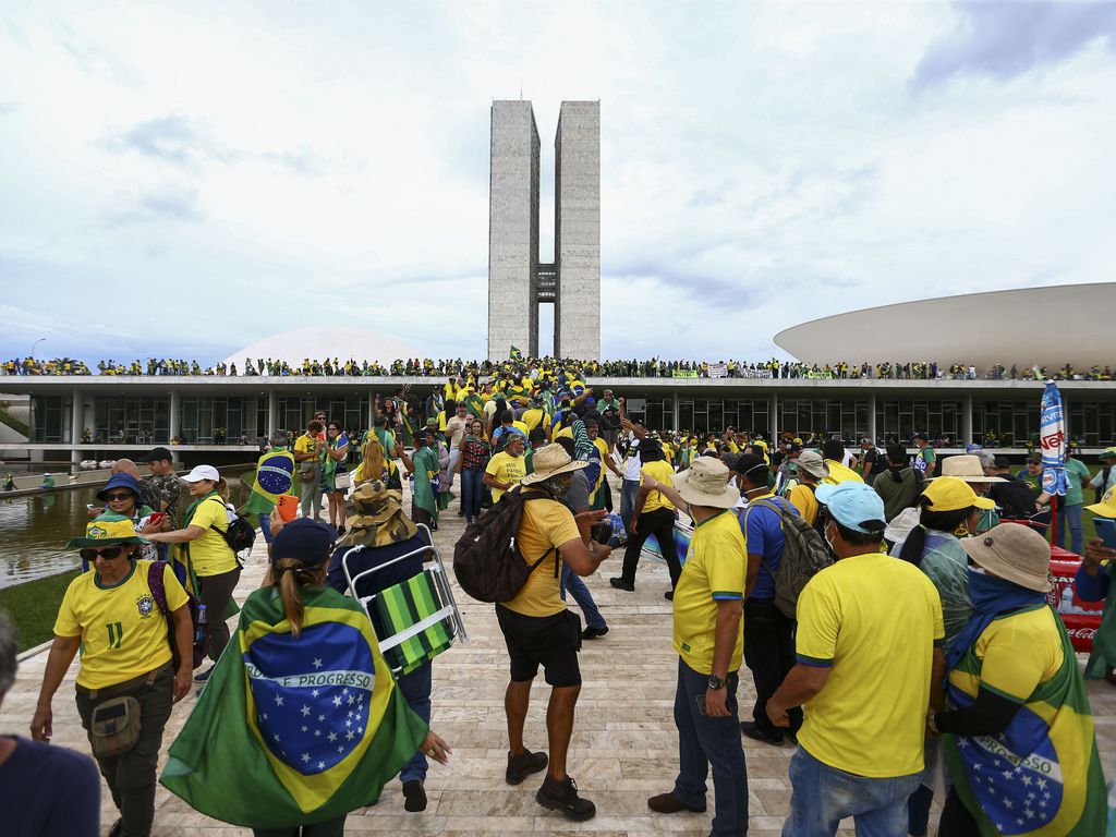 Bolsonaristas procurados pelo 8/1 fogem da Argentina para Peru e Colômbia Bolsonaristas procurados pelo 8/1 fogem da Argentina para Peru e Colômbia
