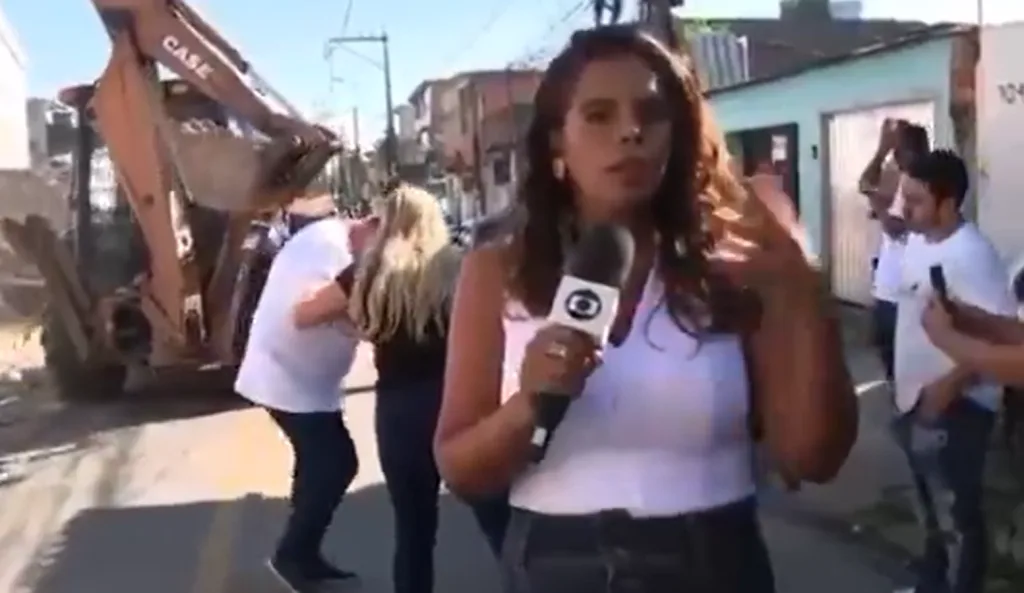 VÍDEO - Baratas invadem reportagem de jornalista da Globo ao vivo