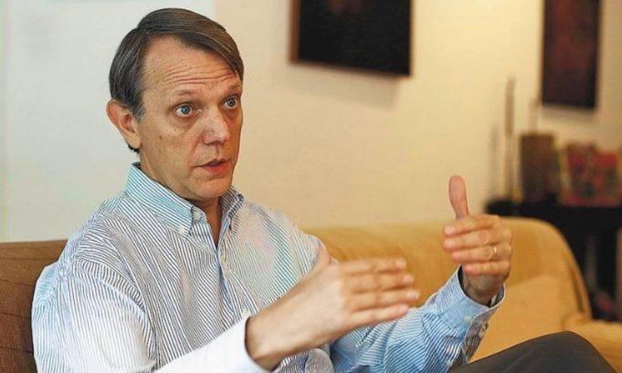 A democracia está sendo ameaçada pelo capital, diz André Singer