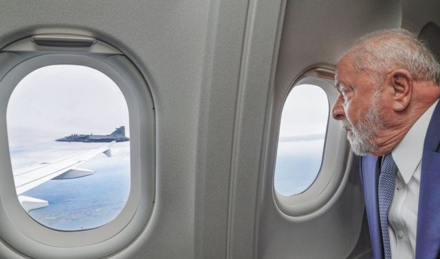 A reação de Lula quando o avião teve que arremeter em Sorocaba (SP)