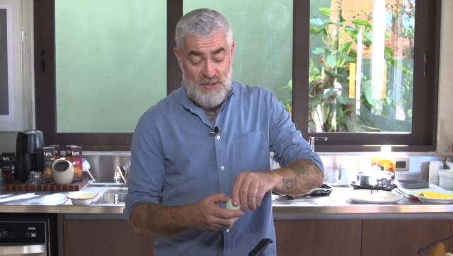 Alex Atala ensina como fazer o ovo frito perfeito
