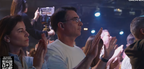VÍDEO: Mirando 2026, Flávio "entrega a vida a Jesus" em culto da igreja ...