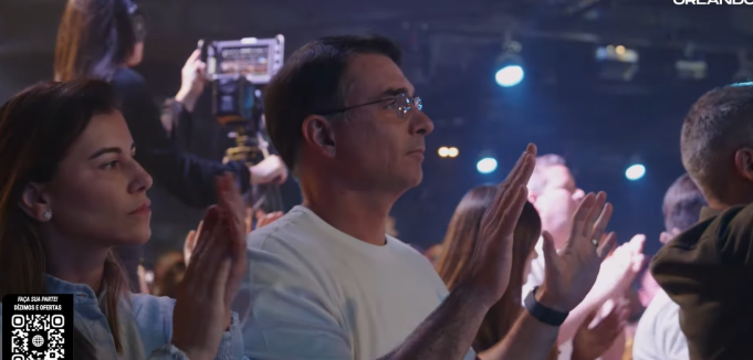 VÍDEO: Mirando 2026, Flávio "entrega a vida a Jesus" em culto da igreja ...